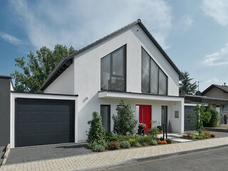 Modernes Satteldachhaus mit Erker - LUXHAUS Satteldach Klassik 219 ...
