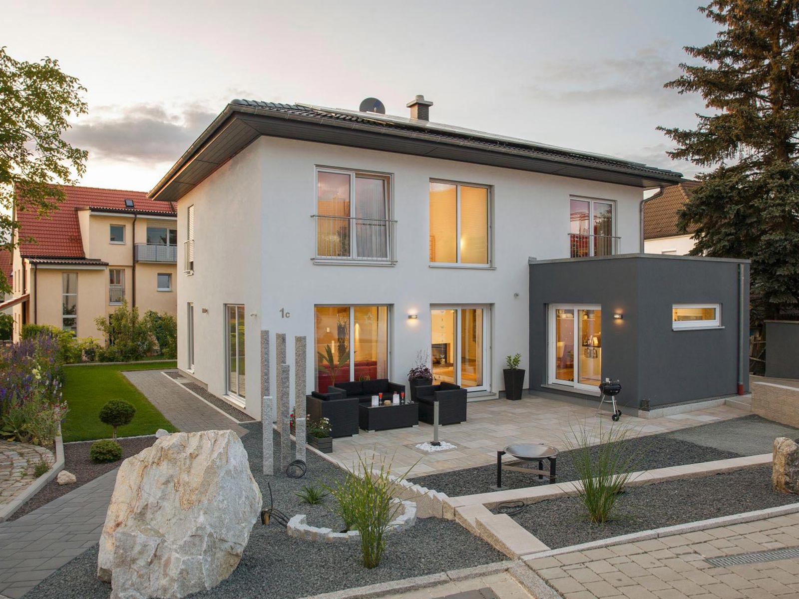 Elegante Stadtvilla mit Walmdach | Walmdach 179 | LUXHAUS Kundenhaus ...